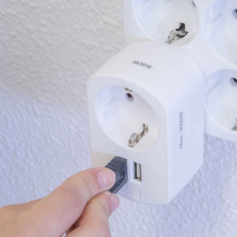 ADAPTADOR COMBI 1 TOMA 16A 250V Y 2 PUERTOS USB 3,15A BLANCO SIMON | SIMON