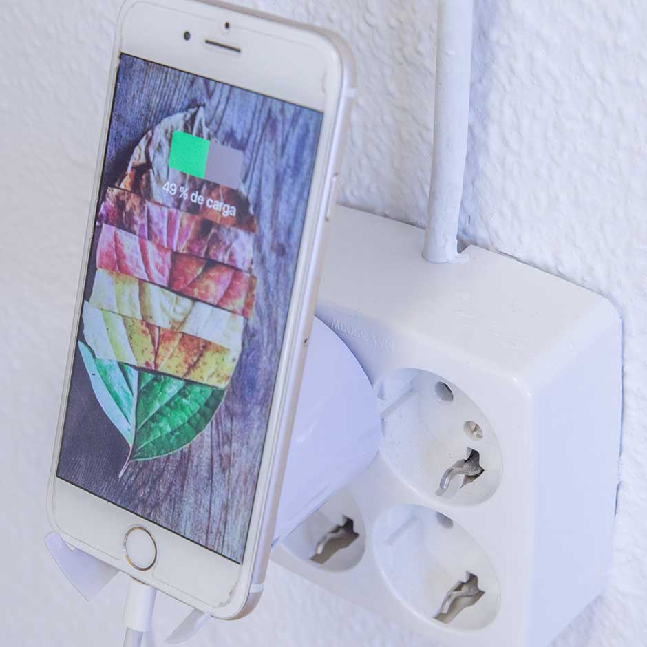 ADAPTADOR 2 PUERTOS USB 3,15A BLANCO/NEGRO CON SOPORTE EXTRAÍBLE PARA SMARTPHONES SIMON BRICO ...