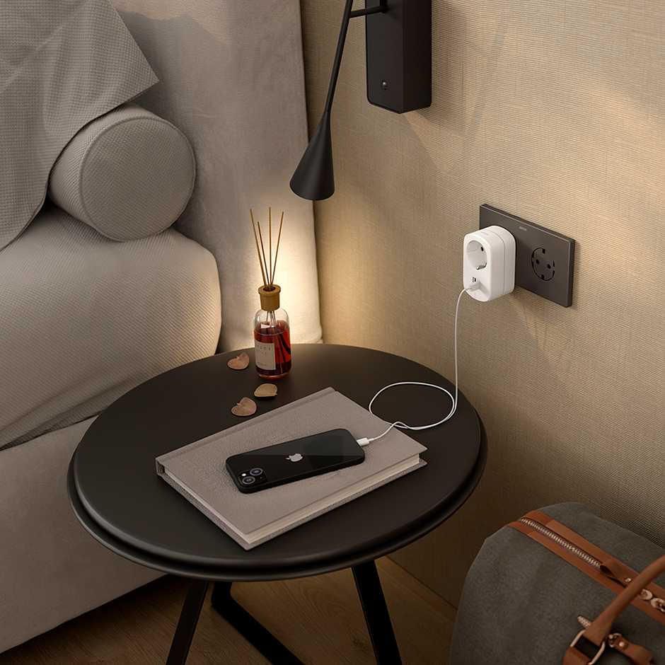 Adaptador com 3 conectores USB e 1 USB tipo A com tomada de 16 A, 250 V~ Simon | SIMON