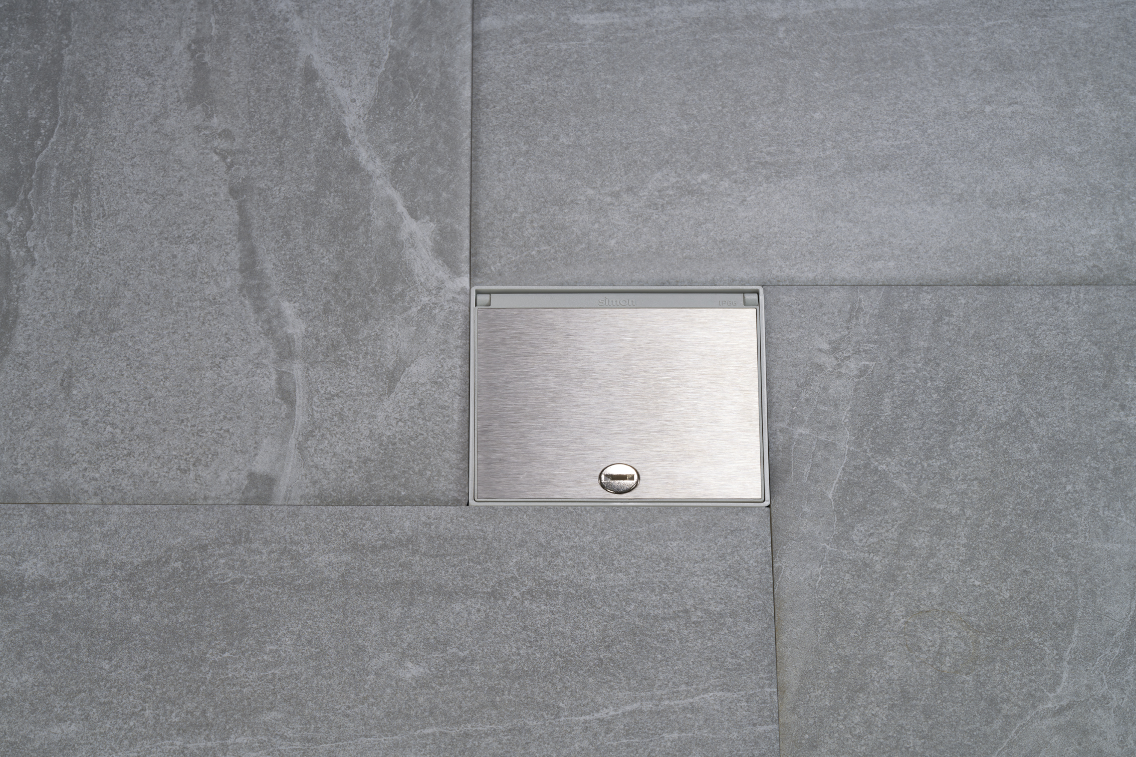 IP66 Mechanism holder and manual frame with italian P40 socket and 22,5x45mm K45 mechanism | SIMON