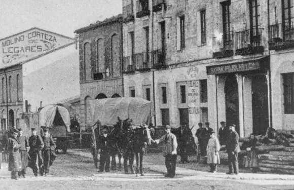 Miquel Blay y Simon Kuma iluminan la plaza del Carme de Olot